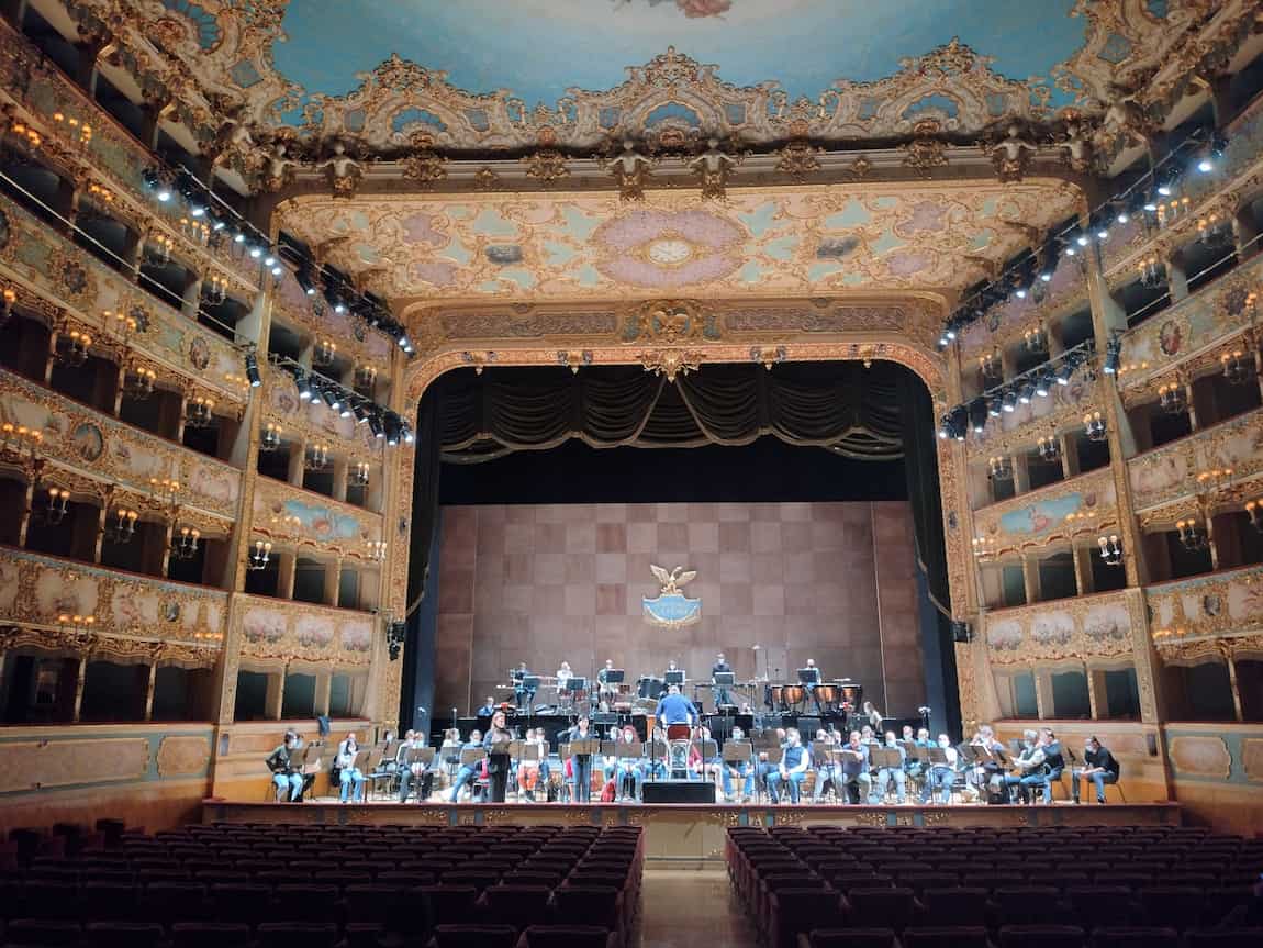 Castrato. Singing and the horror of renaissance fashion.